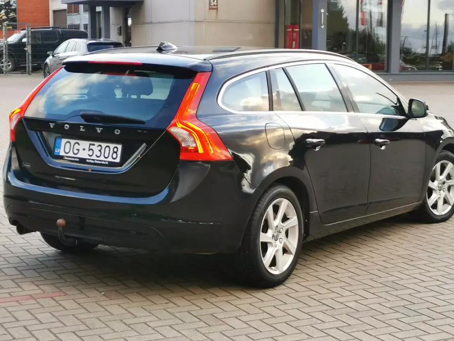 Melns Volvo V60 2016 Kuldīga, ar dzinēja tilpumu 2.00 L un nobraukumu 294 tūkst. km par 8300 €, foto 3 vietnē AUTOMOTO.COM.LV