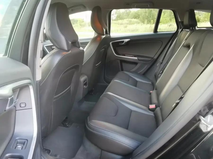 Melns Volvo V60 2016 Kuldīga, ar dzinēja tilpumu 2.00 L un nobraukumu 294 tūkst. km par 8300 €, foto 10 vietnē AUTOMOTO.COM.LV