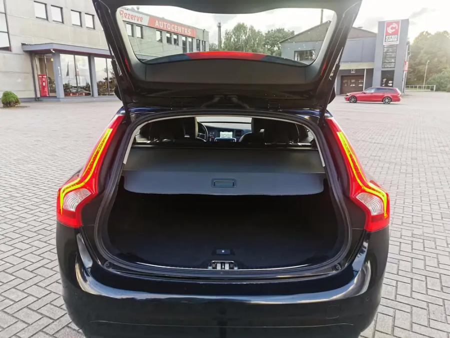 Melns Volvo V60 2016 Kuldīga, ar dzinēja tilpumu 2.00 L un nobraukumu 294 tūkst. km par 8300 €, foto 11 vietnē AUTOMOTO.COM.LV