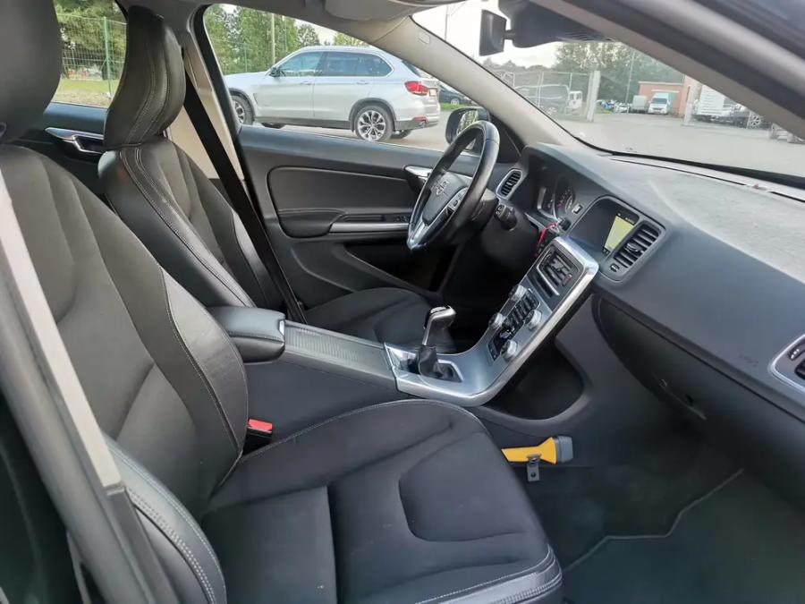 Melns Volvo V60 2016 Kuldīga, ar dzinēja tilpumu 2.00 L un nobraukumu 294 tūkst. km par 8300 €, foto 12 vietnē AUTOMOTO.COM.LV