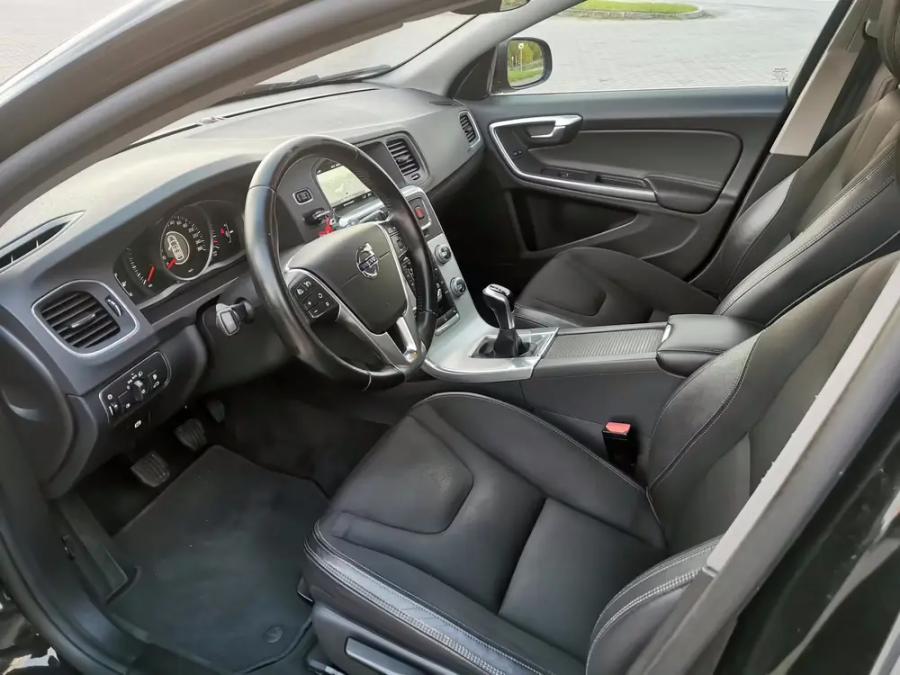 Melns Volvo V60 2016 Kuldīga, ar dzinēja tilpumu 2.00 L un nobraukumu 294 tūkst. km par 8300 €, foto 13 vietnē AUTOMOTO.COM.LV