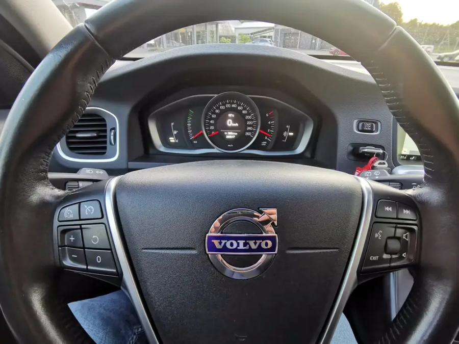 Melns Volvo V60 2016 Kuldīga, ar dzinēja tilpumu 2.00 L un nobraukumu 294 tūkst. km par 8300 €, foto 14 vietnē AUTOMOTO.COM.LV