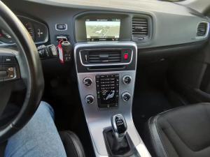 Melns Volvo V60 2016 Kuldīga, ar dzinēja tilpumu 2.00 L un nobraukumu 294 tūkst. km par 8300 €, foto 15 vietnē AUTOMOTO.COM.LV