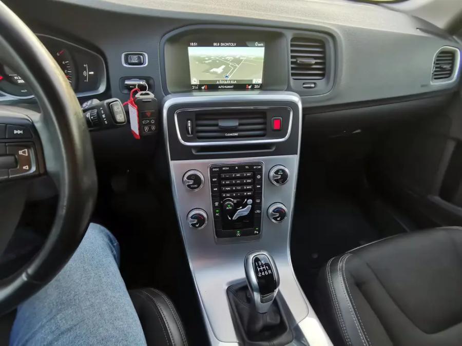 Melns Volvo V60 2016 Kuldīga, ar dzinēja tilpumu 2.00 L un nobraukumu 294 tūkst. km par 8300 €, foto 15 vietnē AUTOMOTO.COM.LV
