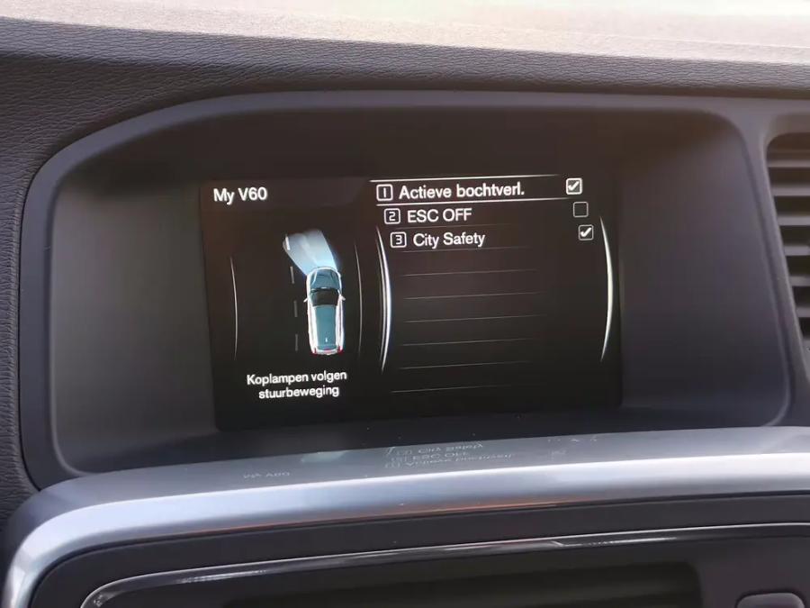 Melns Volvo V60 2016 Kuldīga, ar dzinēja tilpumu 2.00 L un nobraukumu 294 tūkst. km par 8300 €, foto 17 vietnē AUTOMOTO.COM.LV