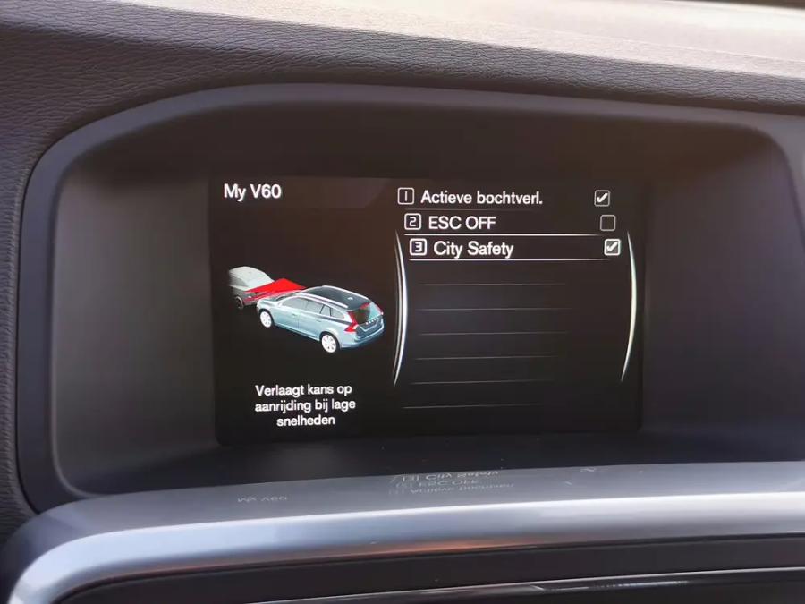Melns Volvo V60 2016 Kuldīga, ar dzinēja tilpumu 2.00 L un nobraukumu 294 tūkst. km par 8300 €, foto 18 vietnē AUTOMOTO.COM.LV