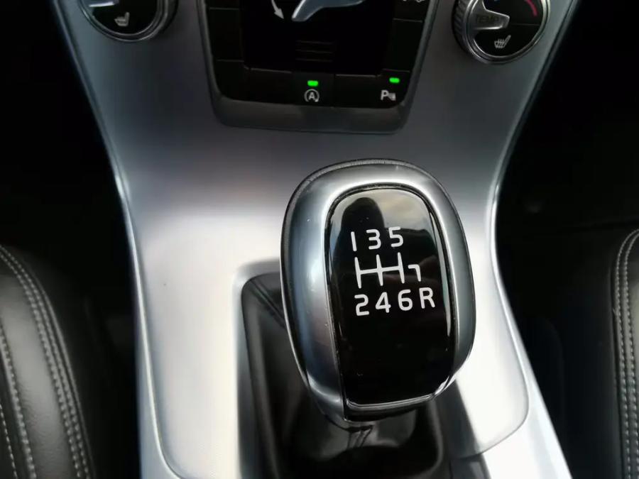 Melns Volvo V60 2016 Kuldīga, ar dzinēja tilpumu 2.00 L un nobraukumu 294 tūkst. km par 8300 €, foto 20 vietnē AUTOMOTO.COM.LV