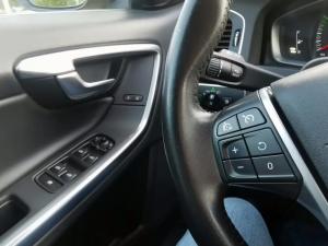 Melns Volvo V60 2016 Kuldīga, ar dzinēja tilpumu 2.00 L un nobraukumu 294 tūkst. km par 8300 €, foto 22 vietnē AUTOMOTO.COM.LV