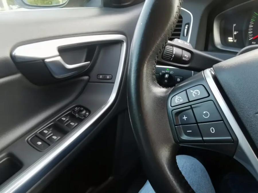 Melns Volvo V60 2016 Kuldīga, ar dzinēja tilpumu 2.00 L un nobraukumu 294 tūkst. km par 8300 €, foto 22 vietnē AUTOMOTO.COM.LV