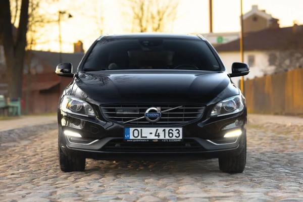 Melns Volvo V60 2016 Jelgava, ar dzinēja tilpumu 2.40 L un nobraukumu 175 tūkst. km par 14500 €, foto 3 vietnē AUTOMOTO.COM.LV