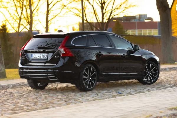 Melns Volvo V60 2016 Jelgava, ar dzinēja tilpumu 2.40 L un nobraukumu 175 tūkst. km par 14500 €, foto 5 vietnē AUTOMOTO.COM.LV