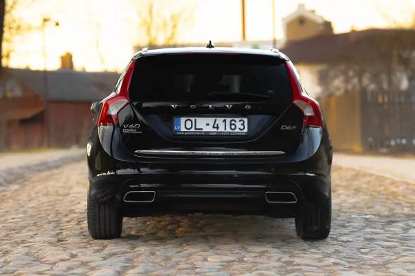 Melns Volvo V60 2016 Jelgava, ar dzinēja tilpumu 2.40 L un nobraukumu 175 tūkst. km par 14500 €, foto 6 vietnē AUTOMOTO.COM.LV