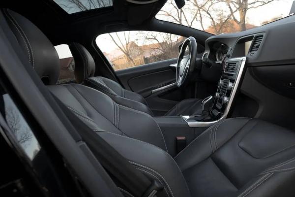 Melns Volvo V60 2016 Jelgava, ar dzinēja tilpumu 2.40 L un nobraukumu 175 tūkst. km par 14500 €, foto 9 vietnē AUTOMOTO.COM.LV