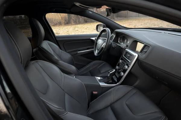 Melns Volvo V60 2016 Jelgava, ar dzinēja tilpumu 2.40 L un nobraukumu 175 tūkst. km par 14500 €, foto 10 vietnē AUTOMOTO.COM.LV