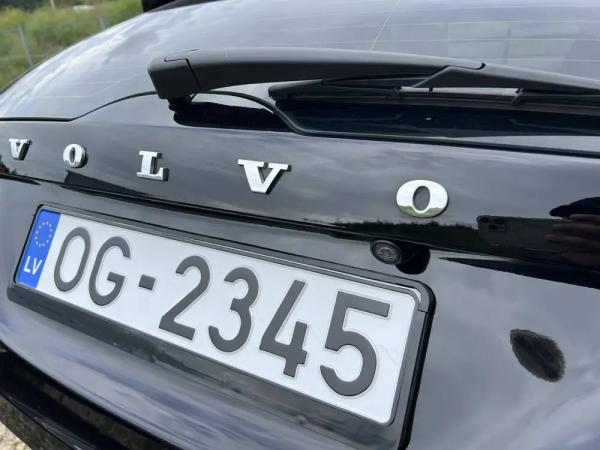 Black Volvo V60 2016 in Riga, with an engine capacity of 2.00 L and mileage of 176 thousand km for 13995 €, photo 5 on AUTOMOTO.COM.LV
