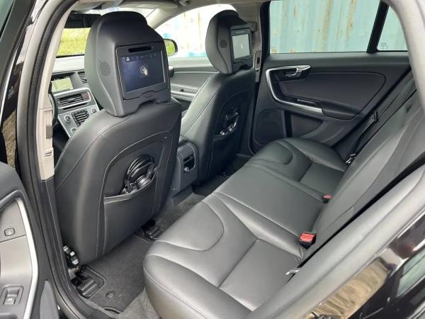 Black Volvo V60 2016 in Riga, with an engine capacity of 2.00 L and mileage of 176 thousand km for 13995 €, photo 8 on AUTOMOTO.COM.LV