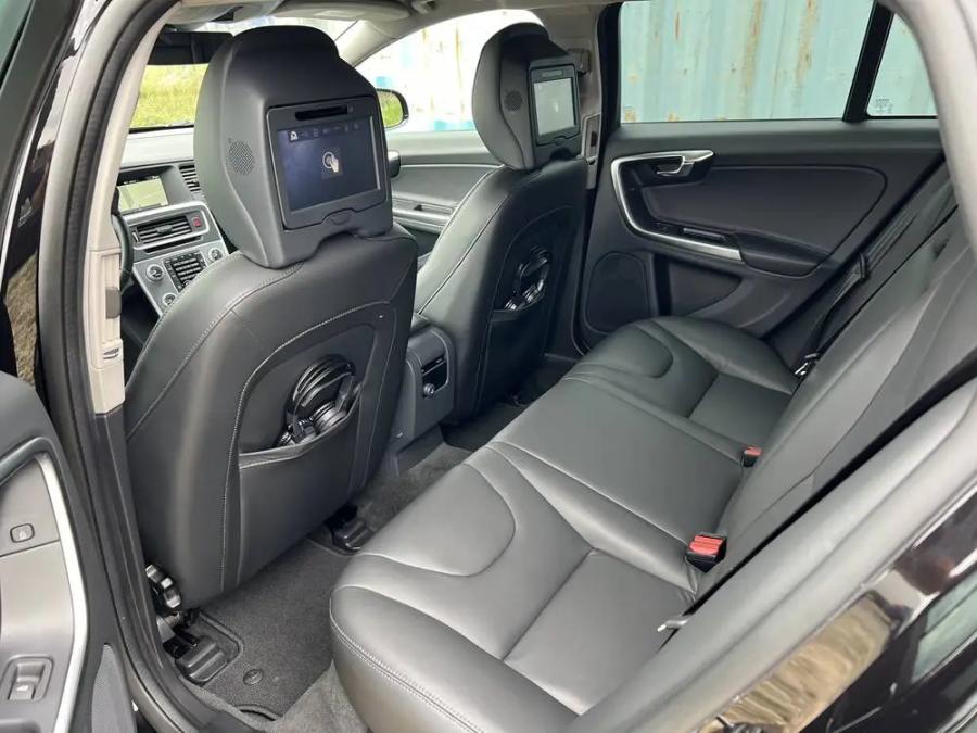Melns Volvo V60 2016 Rīga, ar dzinēja tilpumu 2.00 L un nobraukumu 176 tūkst. km par 13995 €, foto 9 vietnē AUTOMOTO.COM.LV