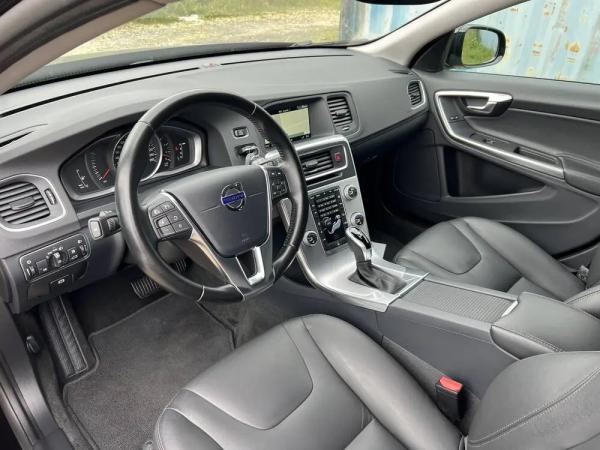Black Volvo V60 2016 in Riga, with an engine capacity of 2.00 L and mileage of 176 thousand km for 13995 €, photo 10 on AUTOMOTO.COM.LV