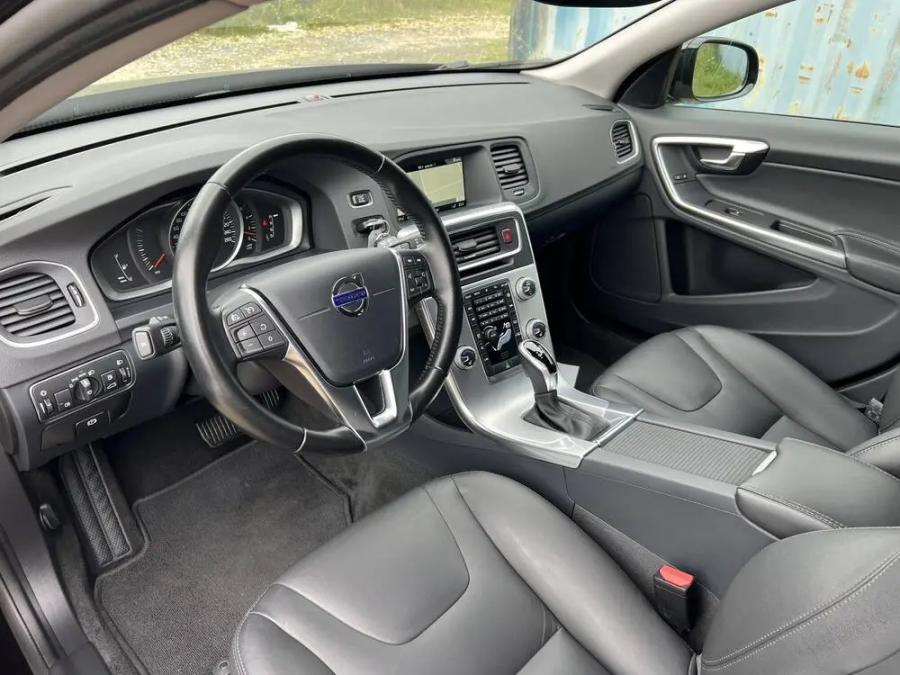 Melns Volvo V60 2016 Rīga, ar dzinēja tilpumu 2.00 L un nobraukumu 176 tūkst. km par 13995 €, foto 11 vietnē AUTOMOTO.COM.LV