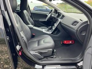 Melns Volvo V60 2016 Rīga, ar dzinēja tilpumu 2.00 L un nobraukumu 176 tūkst. km par 13995 €, foto 15 vietnē AUTOMOTO.COM.LV