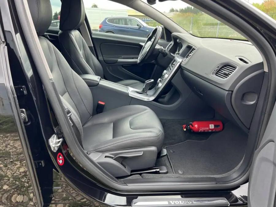 Melns Volvo V60 2016 Rīga, ar dzinēja tilpumu 2.00 L un nobraukumu 176 tūkst. km par 13995 €, foto 15 vietnē AUTOMOTO.COM.LV