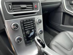 Melns Volvo V60 2016 Rīga, ar dzinēja tilpumu 2.00 L un nobraukumu 176 tūkst. km par 13995 €, foto 21 vietnē AUTOMOTO.COM.LV