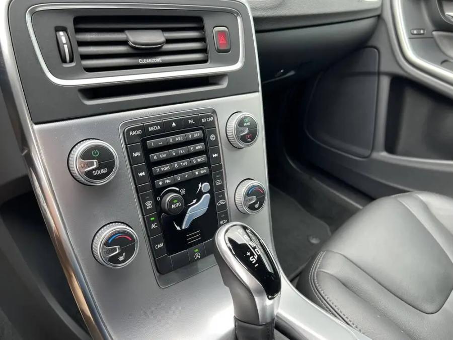Melns Volvo V60 2016 Rīga, ar dzinēja tilpumu 2.00 L un nobraukumu 176 tūkst. km par 13995 €, foto 21 vietnē AUTOMOTO.COM.LV
