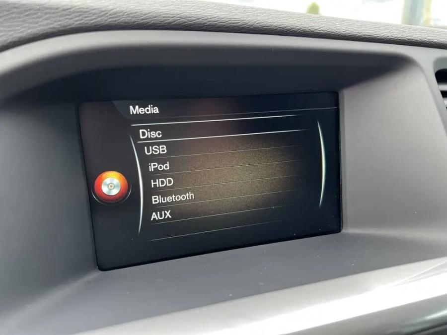 Melns Volvo V60 2016 Rīga, ar dzinēja tilpumu 2.00 L un nobraukumu 176 tūkst. km par 13995 €, foto 24 vietnē AUTOMOTO.COM.LV