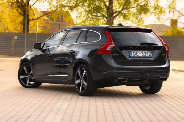 Melns Volvo V60 2016 Jelgava, ar dzinēja tilpumu 2.00 L un nobraukumu 232 tūkst. km par 12500 €, foto 4 vietnē AUTOMOTO.COM.LV