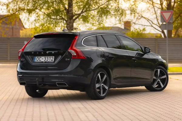 Melns Volvo V60 2016 Jelgava, ar dzinēja tilpumu 2.00 L un nobraukumu 232 tūkst. km par 12500 €, foto 5 vietnē AUTOMOTO.COM.LV