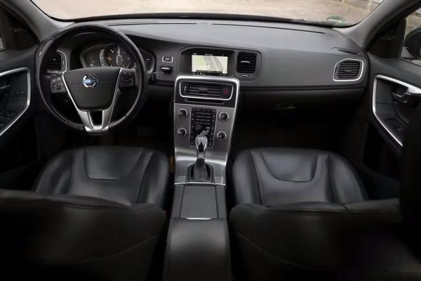 Melns Volvo V60 2016 Jelgava, ar dzinēja tilpumu 2.00 L un nobraukumu 232 tūkst. km par 12500 €, foto 7 vietnē AUTOMOTO.COM.LV