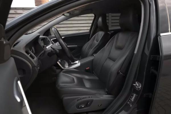 Melns Volvo V60 2016 Jelgava, ar dzinēja tilpumu 2.00 L un nobraukumu 232 tūkst. km par 12500 €, foto 8 vietnē AUTOMOTO.COM.LV