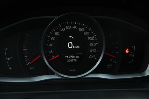 Black Volvo V60 2016 in Riga, with an engine capacity of 2.00 L and mileage of 298 thousand km for 6990 €, photo 5 on AUTOMOTO.COM.LV