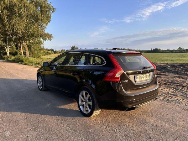 Black Volvo V60 2016 in Klaipeda, with an engine capacity of 1.97 L and mileage of 266 thousand km for 8900 €, photo 2 on AUTOMOTO.COM.LV