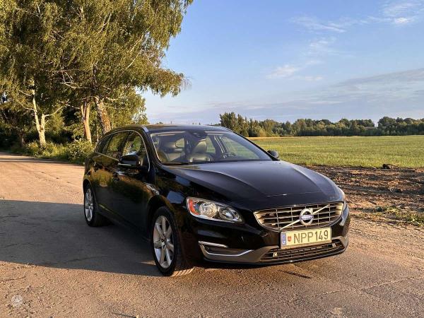 Black Volvo V60 2016 in Klaipeda, with an engine capacity of 1.97 L and mileage of 266 thousand km for 8900 €, photo 4 on AUTOMOTO.COM.LV