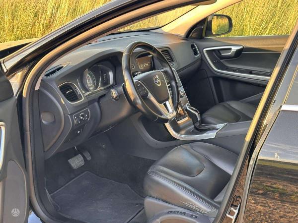 Black Volvo V60 2016 in Klaipeda, with an engine capacity of 1.97 L and mileage of 266 thousand km for 8900 €, photo 7 on AUTOMOTO.COM.LV