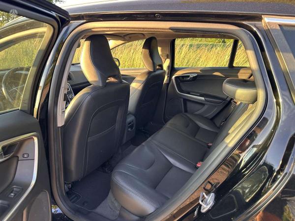 Black Volvo V60 2016 in Klaipeda, with an engine capacity of 1.97 L and mileage of 266 thousand km for 8900 €, photo 9 on AUTOMOTO.COM.LV