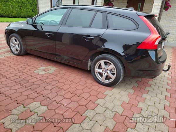 Black Volvo V60 2016 in Tallinn, with an engine capacity of 2.00 L and mileage of 219 thousand km for 7899 €, photo 4 on AUTOMOTO.COM.LV