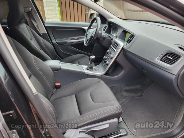 Black Volvo V60 2016 in Tallinn, with an engine capacity of 2.00 L and mileage of 219 thousand km for 7899 €, photo 5 on AUTOMOTO.COM.LV
