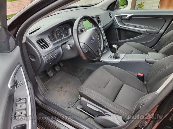 Black Volvo V60 2016 in Tallinn, with an engine capacity of 2.00 L and mileage of 219 thousand km for 7899 €, photo 6 on AUTOMOTO.COM.LV