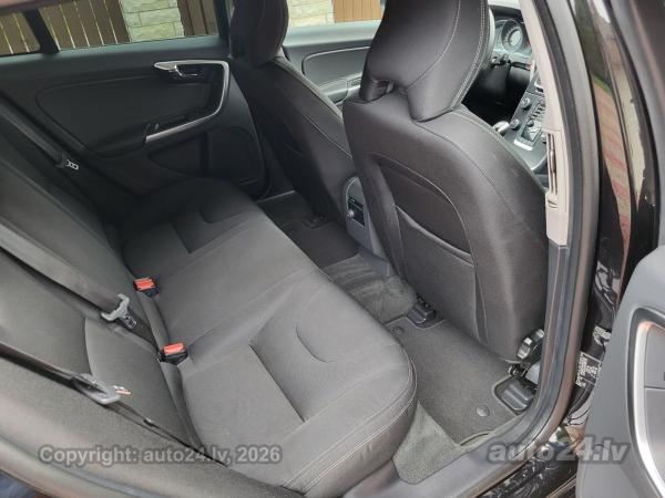 Black Volvo V60 2016 in Tallinn, with an engine capacity of 2.00 L and mileage of 219 thousand km for 7899 €, photo 8 on AUTOMOTO.COM.LV