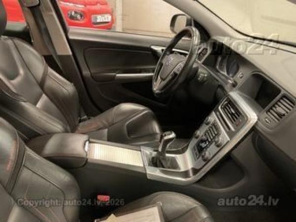 Черный Вольво B60 2016 в Таллин, объемом двигателя 2.00 л и пробегом 242 тыс. км за 7500 €, фото 3 на AUTOMOTO.COM.LV