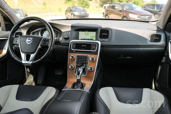 Melns Volvo V60 2016 Tukums, ar dzinēja tilpumu 2.00 L un nobraukumu 214 tūkst. km par 10990 €, foto 10 vietnē AUTOMOTO.COM.LV