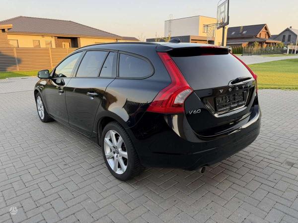 Black Volvo V60 2016 in Klaipeda, with an engine capacity of 1.97 L and mileage of 186 thousand km for 8999 €, photo 4 on AUTOMOTO.COM.LV