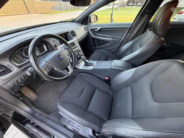 Black Volvo V60 2016 in Klaipeda, with an engine capacity of 1.97 L and mileage of 186 thousand km for 8999 €, photo 5 on AUTOMOTO.COM.LV