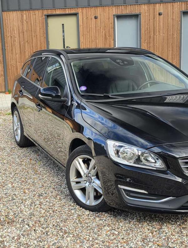 Black Volvo V60 2016 in Raseiniai, with an engine capacity of 2.40 L and mileage of 139 thousand km for 7399 €, photo 3 on AUTOMOTO.COM.LV