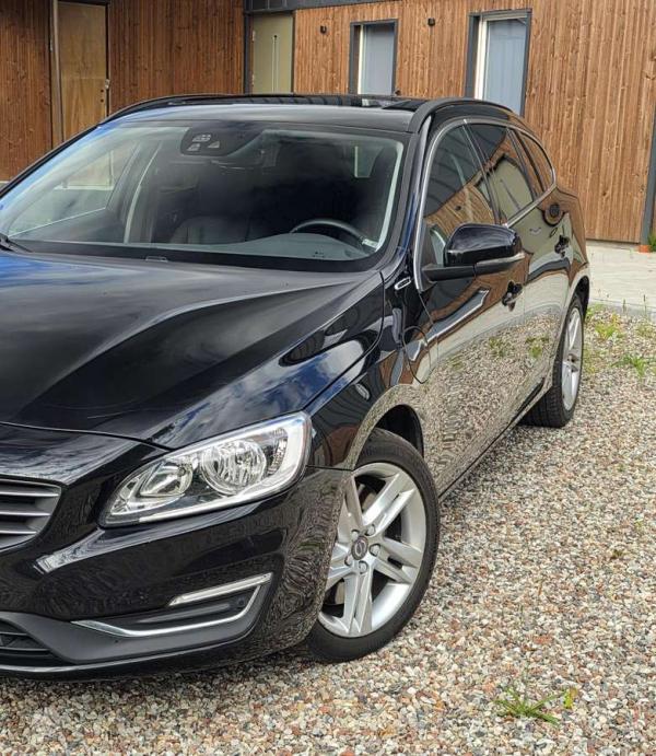 Black Volvo V60 2016 in Raseiniai, with an engine capacity of 2.40 L and mileage of 139 thousand km for 7399 €, photo 4 on AUTOMOTO.COM.LV