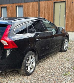 Melns Volvo V60 2016 Raseiniai, ar dzinēja tilpumu 2.40 L un nobraukumu 139 tūkst. km par 7399 €, foto 8 vietnē AUTOMOTO.COM.LV