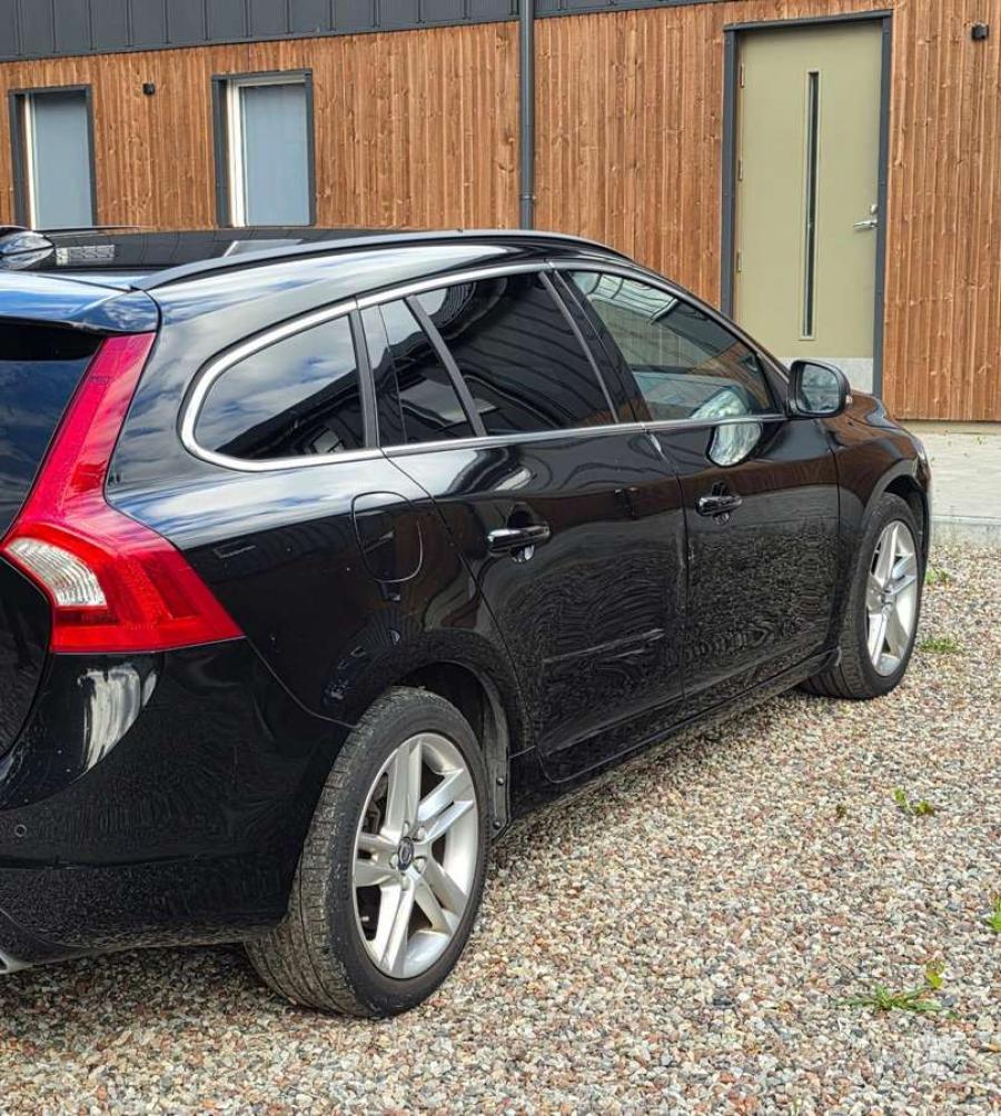 Melns Volvo V60 2016 Raseiniai, ar dzinēja tilpumu 2.40 L un nobraukumu 139 tūkst. km par 7399 €, foto 8 vietnē AUTOMOTO.COM.LV