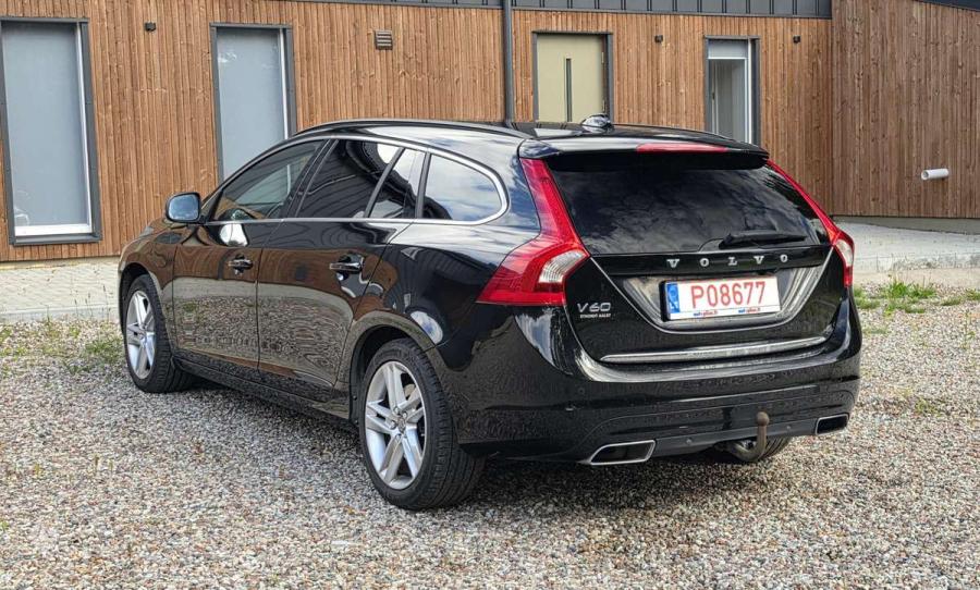 Melns Volvo V60 2016 Raseiniai, ar dzinēja tilpumu 2.40 L un nobraukumu 139 tūkst. km par 7399 €, foto 10 vietnē AUTOMOTO.COM.LV